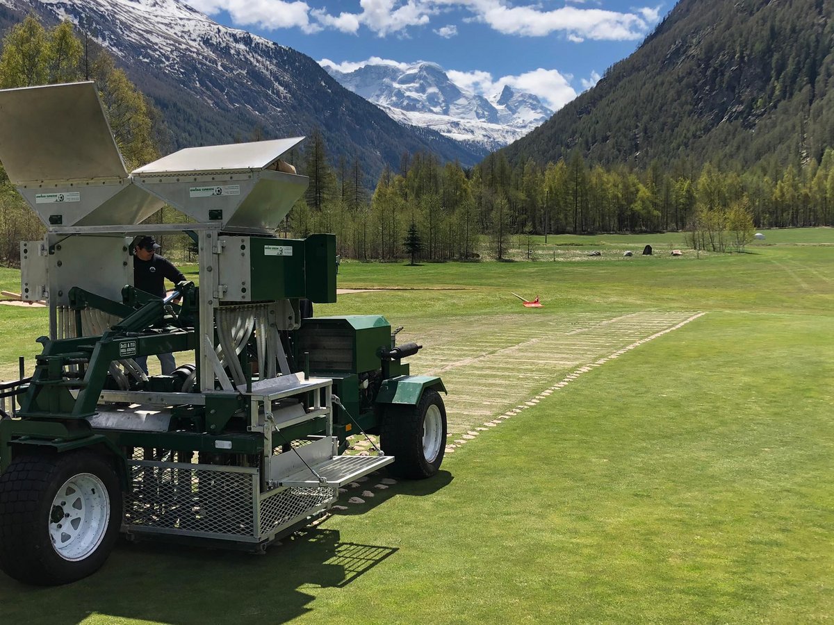 Tiefenaerifizierer Drill&Fill für besser entwässerte Sportrasenflächen | SWISS GREEN